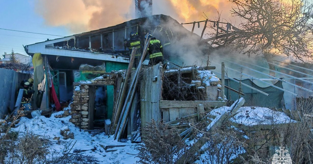 В Туле на улице Бежковской сгорели частный дом и гараж с автомобилем ...