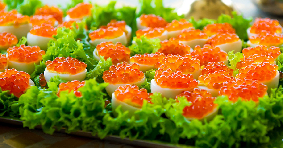 Богатый новогодний стол 2023: сколько стоит и чем полезна красная икра ...